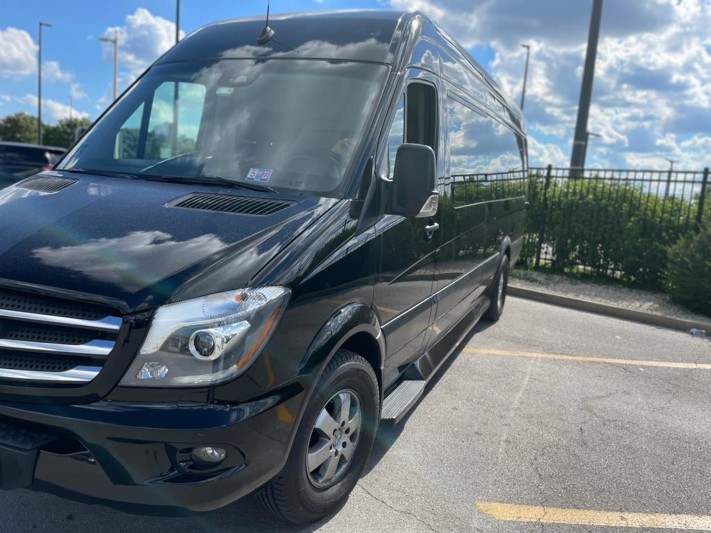 Black Car Service Chicagoland | Limos & SUVs | (708)770 0805