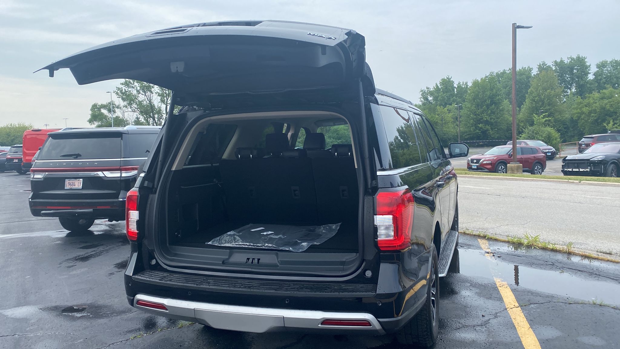 VIP SUV Car Service Chicago | 24/7 Available Airport Rides